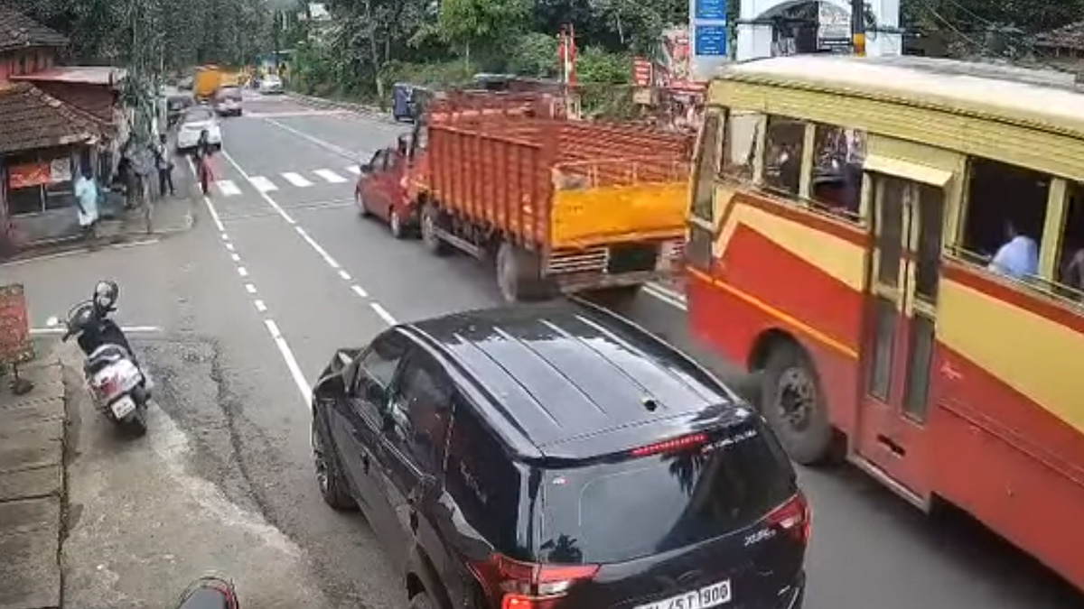 Zebra Crossing Accident: కేరళలో ఓ రోడ్డుపై జీబ్రా క్రాసింగ్ వద్ద కారు ...