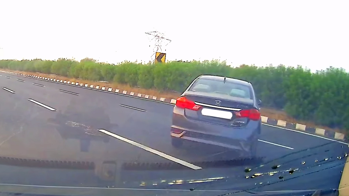 Live Video టైర్‌ పేలడంతో Honda Jazz కారును ఢీకొట్టిన హోండా సిటీ ...