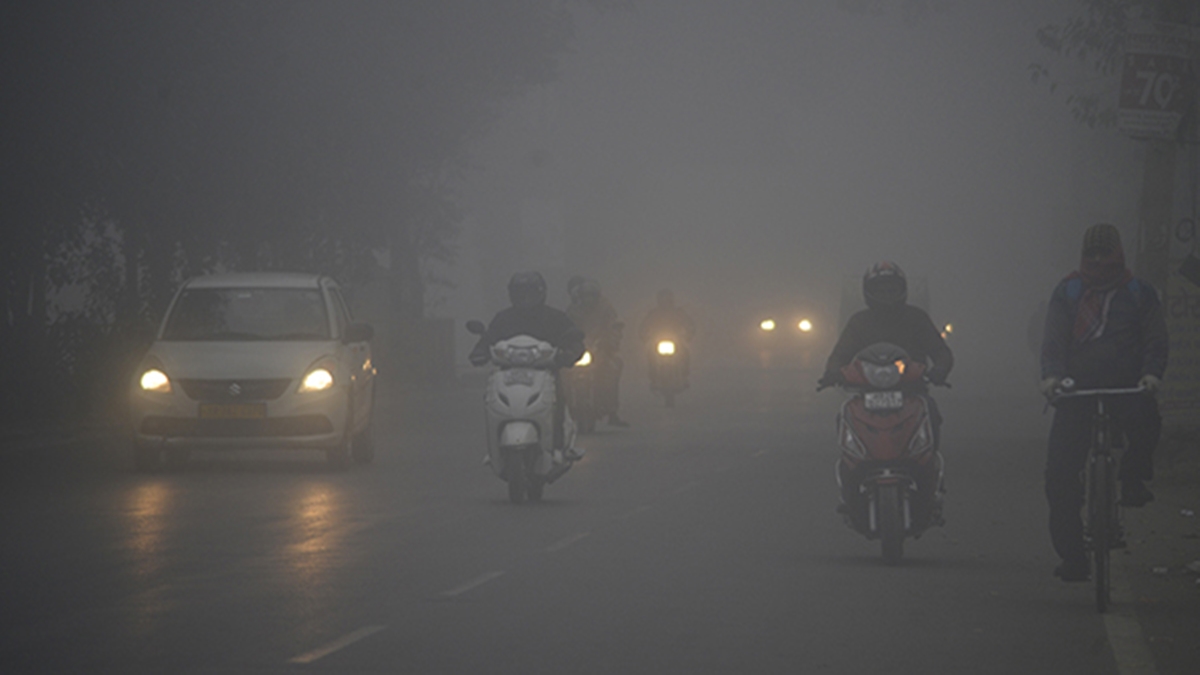 పొగ మంచు కురుస్తున్న రోడ్లపై డ్రైవింగ్‌ చేస్తున్నారా.. ఈ జాగ్రత్తలు ...